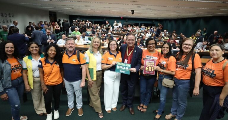 Comissão da Câmara aprova texto-base da PEC do fim da escala 6x1 e ...